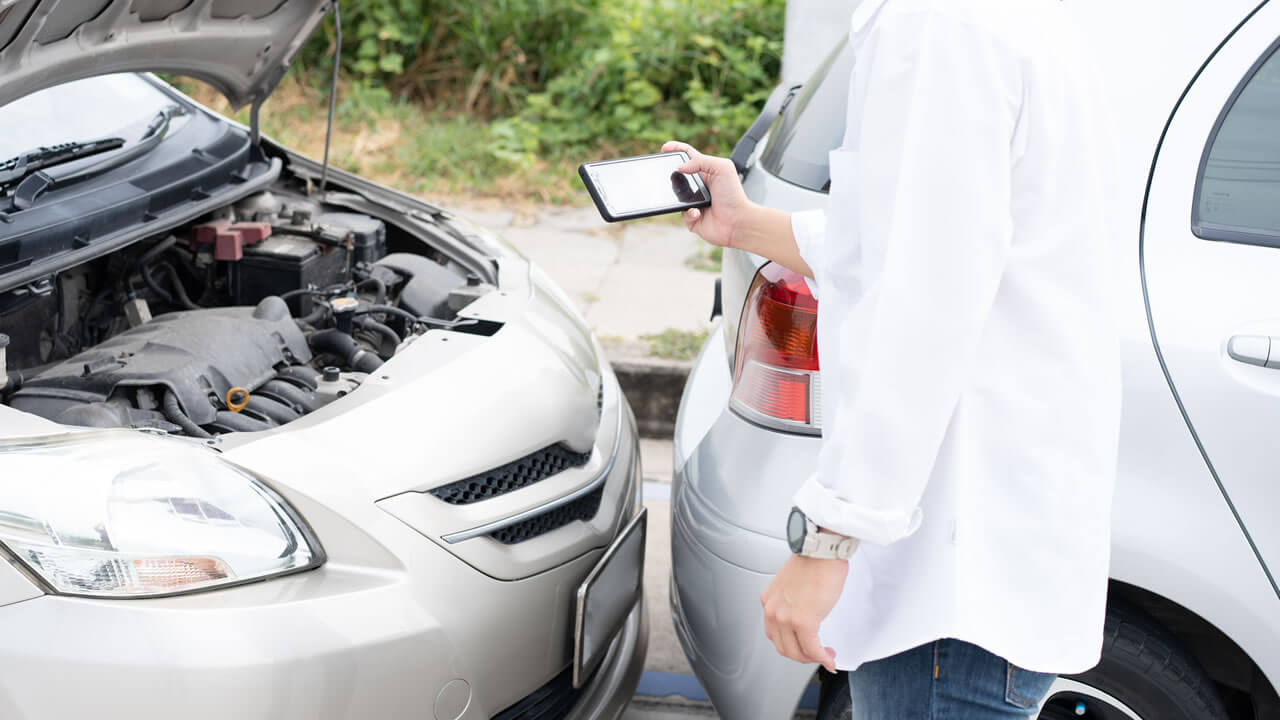 Todo sobre indemnización por choque de auto en Raleigh | Abogados Whitley